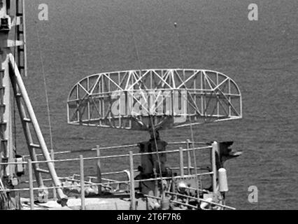 USS Raleigh (LPD-1) SPS-10 radar 2 Stock Photo - Alamy