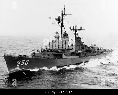 USS Richard S. Edwards (DD-950), a destroyer, is underway in the ...