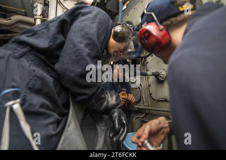 USS Rushmore (LSD 47) 151006 Stock Photo - Alamy