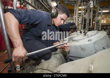 USS Rushmore (LSD 47) 151006 Stock Photo - Alamy