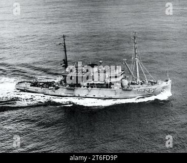 USS Safeguard (ARS-25) underway, circa in the 1970s Stock Photo - Alamy