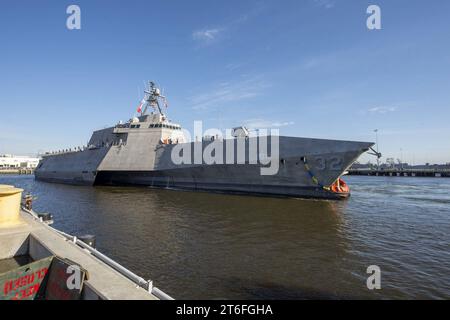 USS Santa Barbara (LCS 32) Executive Officer Paul Richardson, left ...