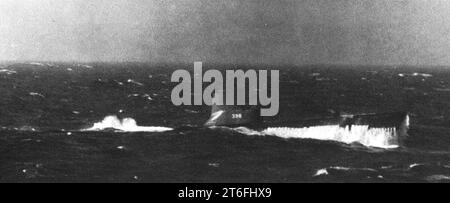 USS Segundo (SS-398) at sea c1965 Stock Photo - Alamy