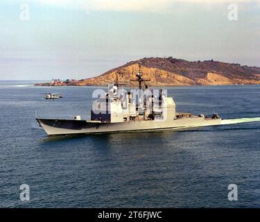 USS Shiloh with chopper 04016705 Stock Photo - Alamy