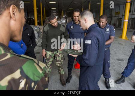 USS Spearhead operations 150115 Stock Photo - Alamy