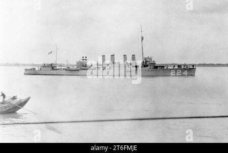 USS Stewart (DD-224) off Hangchow, China, circa 1922. Note the steering ...