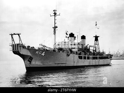 USS Thor (ARC-4) off the San Francisco Naval Shipyard, California (USA ...