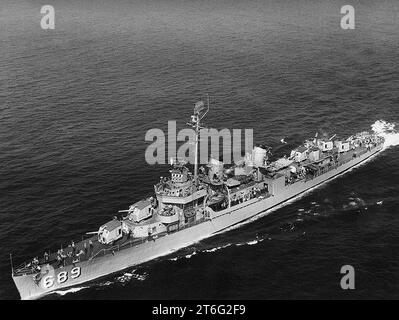 USS Wadleigh (DD-689) underway in May 1953 Stock Photo - Alamy
