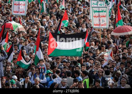 10 November 2023, Yemen, Sana'a: Men chant slogans and wave flags ...