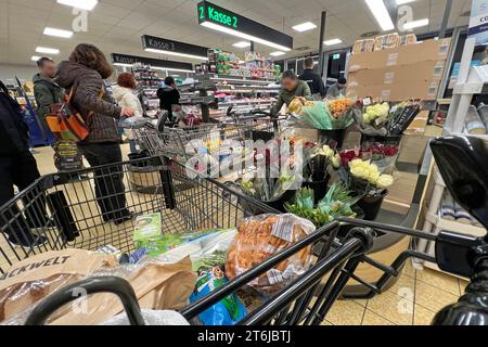 Einkauf im Discounter ALDI Sued. Waren,Gueter,Lebensmittel liegen dem ...