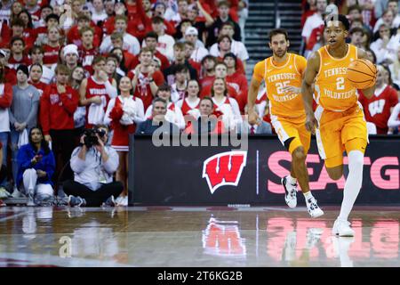 Tennessee guard Jordan Gainey (2) brings the ball upcourt during the ...
