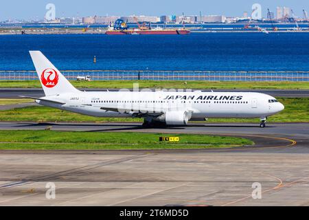 A Japan Airlines (JAL) Boeing 767-346 with One World livery at Haneda ...