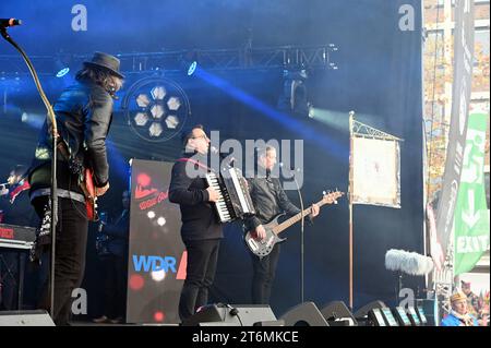 Die Band Räuber auf der Bühne am 11.11.2023 in Köln bei der Eröffnung ...