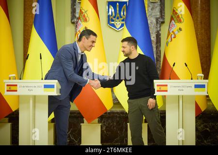 Prime Minister Pedro Sánchez (c) during the official visit to the SEAT ...
