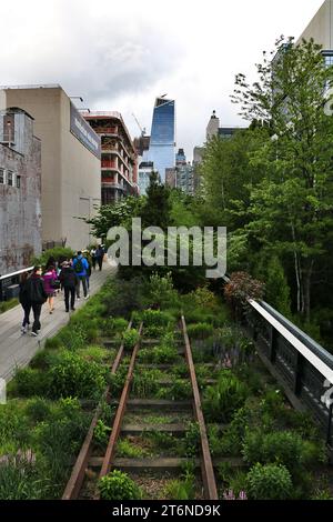 People walk on the High Line in Manhattan, New York City Stock Photo ...