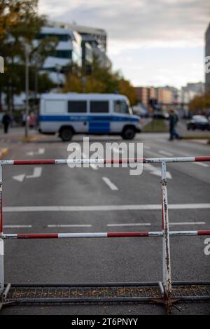 Fahrzeuge der Polizei stehen am Kölner Hauptbahnhof. Im Hintergrund die ...