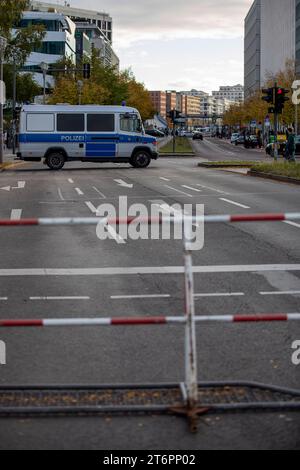 Fahrzeuge der Polizei stehen am Kölner Hauptbahnhof. Im Hintergrund die ...