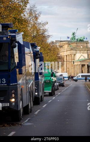 Fahrzeuge der Polizei stehen am Kölner Hauptbahnhof. Im Hintergrund die ...