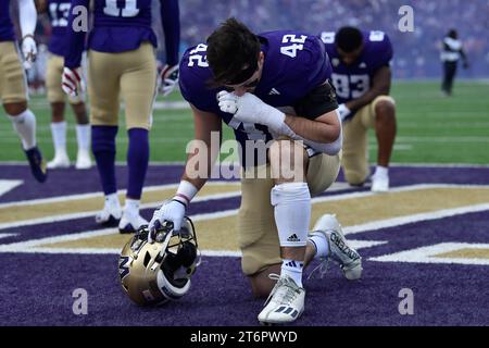 Washington linebacker Carson Bruener (42) looks on with place kicker ...