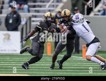 Army running back Tyrell Robinson (21) runs the ball upfield during an ...