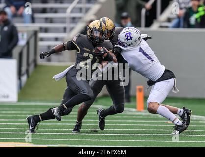 Army running back Tyrell Robinson (21) runs the ball upfield during an ...