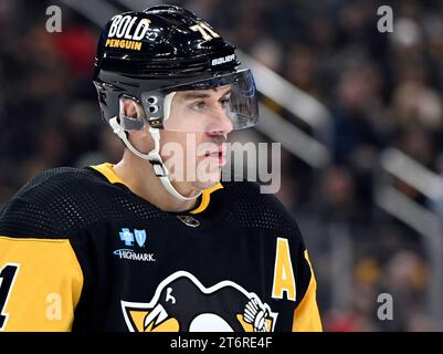 Pittsburgh Penguins center Evgeni Malkin (71) attempts to force his way ...