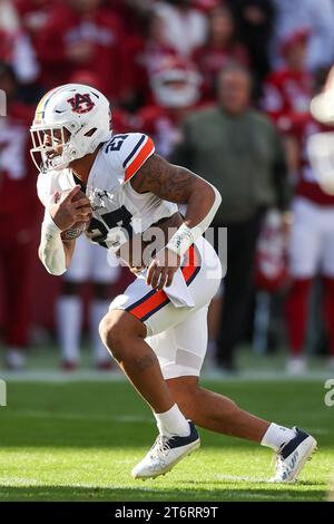 Auburn running back Jarquez Hunter (27) runs for a 67-yard touchdown ...