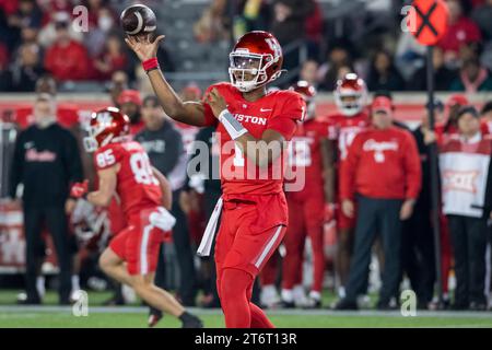 Houston quarterback Donovan Smith throws a pass during the first half ...