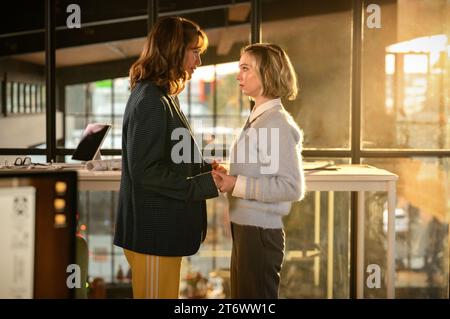 JENNIFER GARNER in FAMILY SWITCH (2023), directed by MCG. Credit: Grey ...