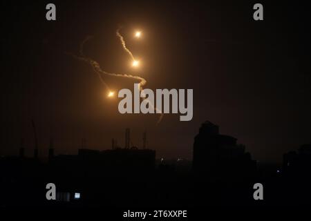 Flares are fired by Israeli troops over Khan Yunis in the southern Gaza ...