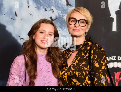 12 November 2023, Hamburg: Susann Atwell, presenter, and her daughter ...