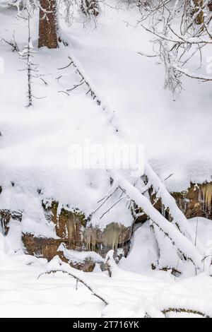 The beautiful icicle scenery on the cliff of Meihua Mountain, Xuzhuang ...