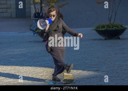 Schändung des Koran in Stockholm. Aktivistin Jade Sandberg schändet den ...