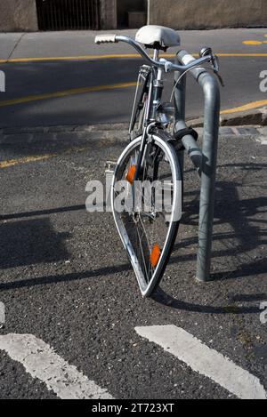 Bicycle with damaged wheel on the street Stock Photo - Alamy