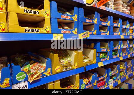 Haribo-Produkte im Regal eines Supermarktes - Symbolbild Stock Photo ...