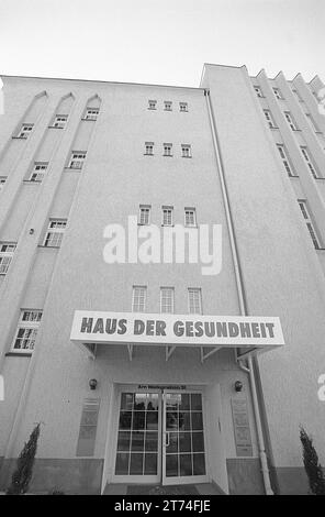 Erste Gesundheitsfabrik 22.11.1993, Chemnitz, Walkgraben 29, In einem ...