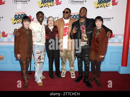 Emily Hinkler, left, Alex Hibbert, Anabel Graetz, Kenan Thompson, Kel ...