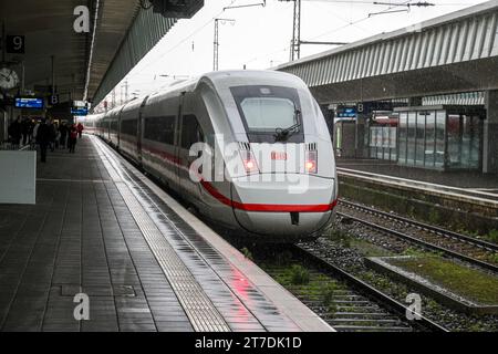 Eisenbahnverkehr in Münster Hauptbahnhof - Intercity Express Zug ICE ...