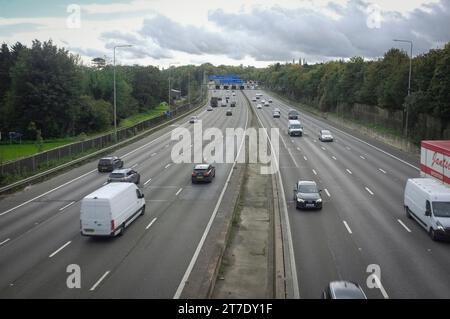 The M25 MOTORWAY, Londons orbital motorway, near junction 18 ...