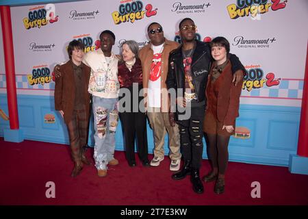 Emily Hinkler, Alex Hibbert, Anabel Graetz, Kenan Thompson, Kel ...