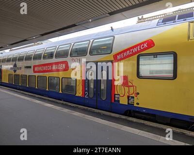 metronom im Hauptbahnhof Hannover Ein Zug von metronom steht im ...