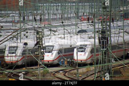 ICE- und IC-Züge der Deutschen Bahn stehen auf einer Anlage der DB in ...