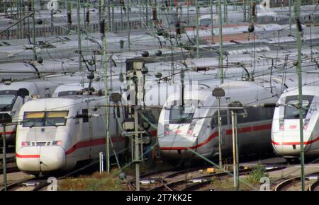 ICE- und IC-Züge der Deutschen Bahn stehen auf einer Anlage der DB in ...