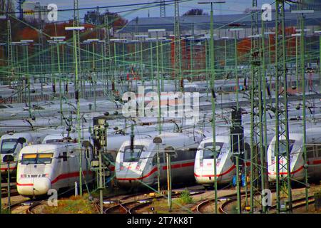 ICE- und IC-Züge der Deutschen Bahn stehen auf einer Anlage der DB in ...