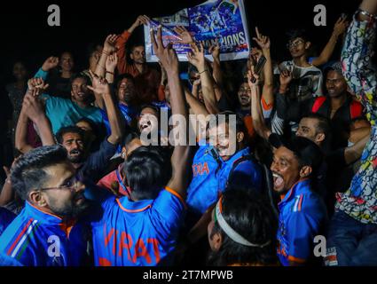 Mumbai, Maharashtra, India. 15th Nov, 2023. Indian cricket fans ...