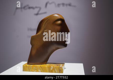 A Henry Moore head with marble base carved in 1930 Stock Photo - Alamy