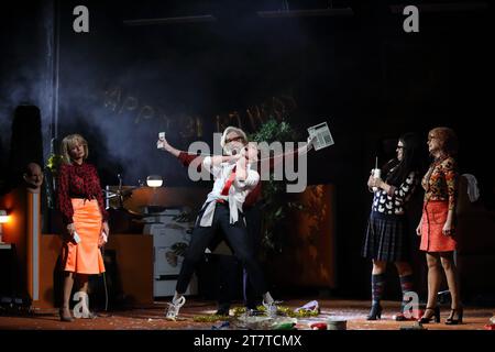 Daniel Warland als Adrian und Heikko Deutschmann als Herr Meier, v.l ...