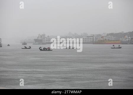 Cyclone Midhili hits costal area in Bangladesh Bangladeshi passengers ...