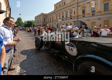 1000 Miglia, parade of historic cars between two wings of the crowd ...