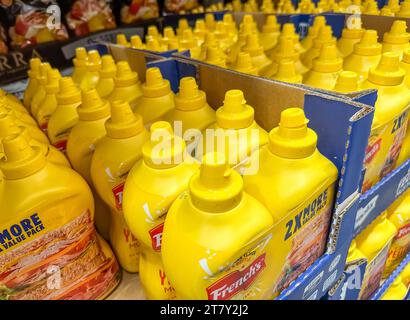 BAXTER, MN - 24 JUN 2023: Cans of Crisco All Vegetable Shortening on ...